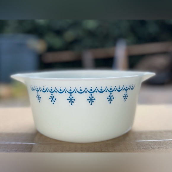 Pyrex | Kitchen | Vintage Pyrex Snowflake White Blue Garland 474 B 12 ...